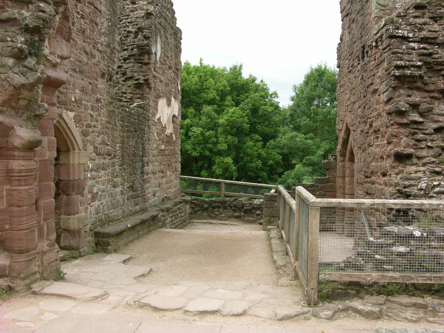 Dominating Castles in the Medieval English Landscape Brewminate: A Bold ...