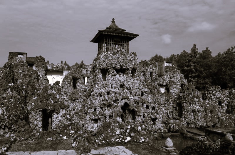 The Historical Context and Architecture of a Javanese Pleasure Garden