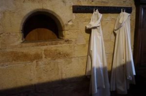 Food and Space in Medieval Buddhist and Cistercian Monasteries