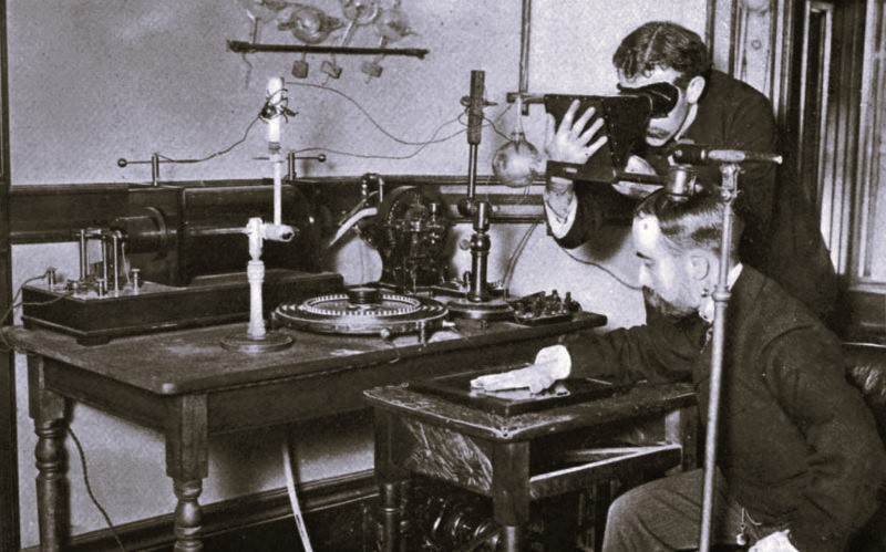 The 1895 Discovery of X-Rays: Full Exposure