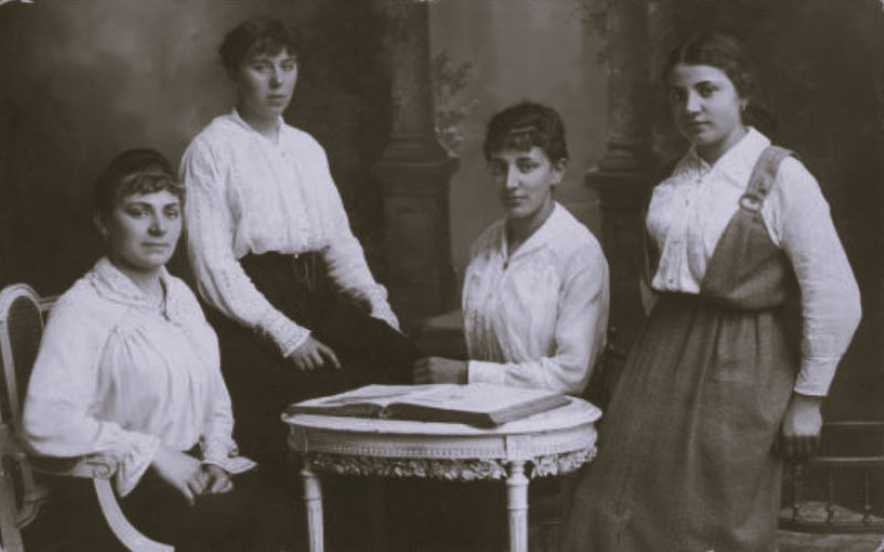 Scenes of Reading on the Early Portrait Postcard